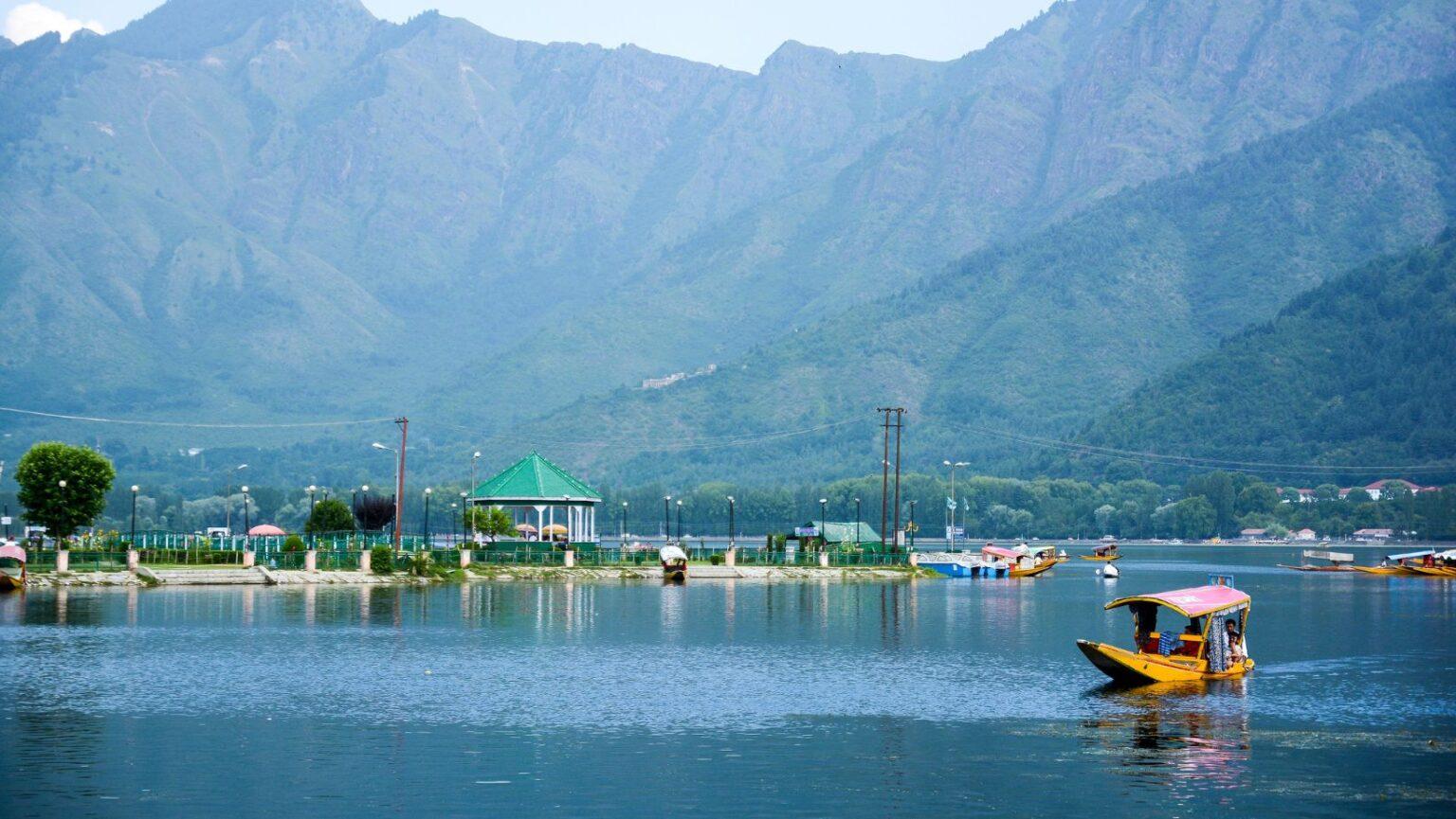 Places to Visit in Srinagar: Dal Lake, Houseboats, and Mughal Gardens